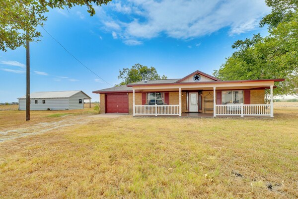 20 Mi To Austin: Texas Farmhouse On 10 Acres - Elgin, TX