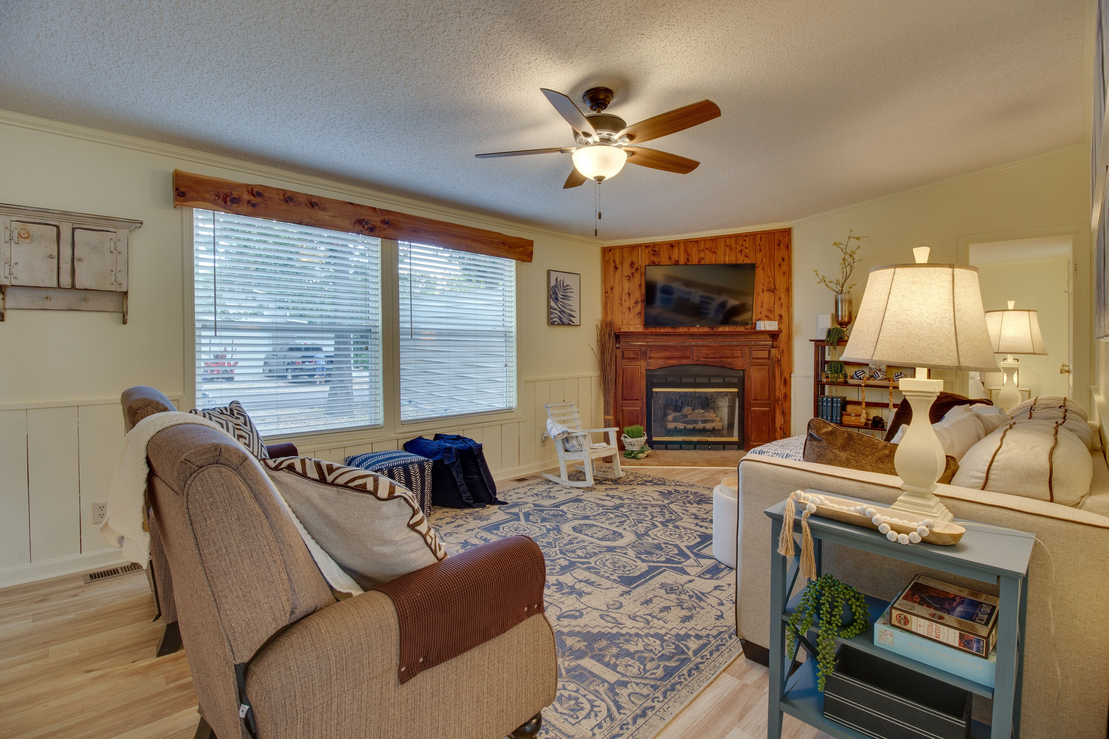 Lake-view Mountain Home Retreat W/ Fire Pit! - Mountain Home, AR