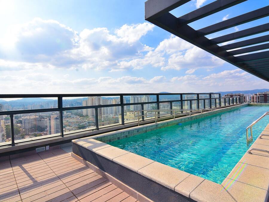 Piscina no piso superior