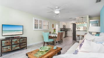 Condo (Lulu's Crescent Cottage #1) | Área de estar | Smart TV