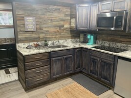 Quarto Duplo Executivo, banheira de hidromassagem grande | Cozinha privada | Um frigorífico, uma cafeteira/bule, uma chaleira elétrica 