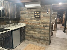 Quarto Duplo Executivo, banheira de hidromassagem grande | Cozinha privada | Um frigorífico, uma cafeteira/bule, uma chaleira elétrica 