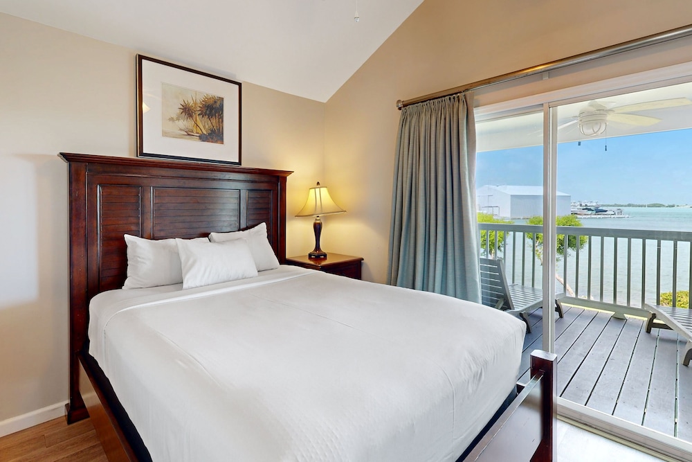 Oceanfront Townhouse With A Furnished Deck, Balconies, Ac, & Washer/dryer - Marathon, FL