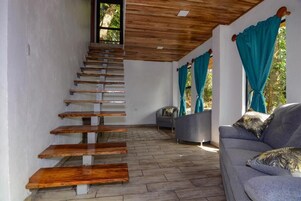 Casa conforto, 2 quartos | Área de estar | Smart TV 32 polegadas com canais a cabo, Netflix, serviços de streaming