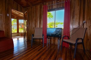 Cabana família, várias camas | Área de estar | Smart TV 32 polegadas com canais a cabo, Netflix, serviços de streaming