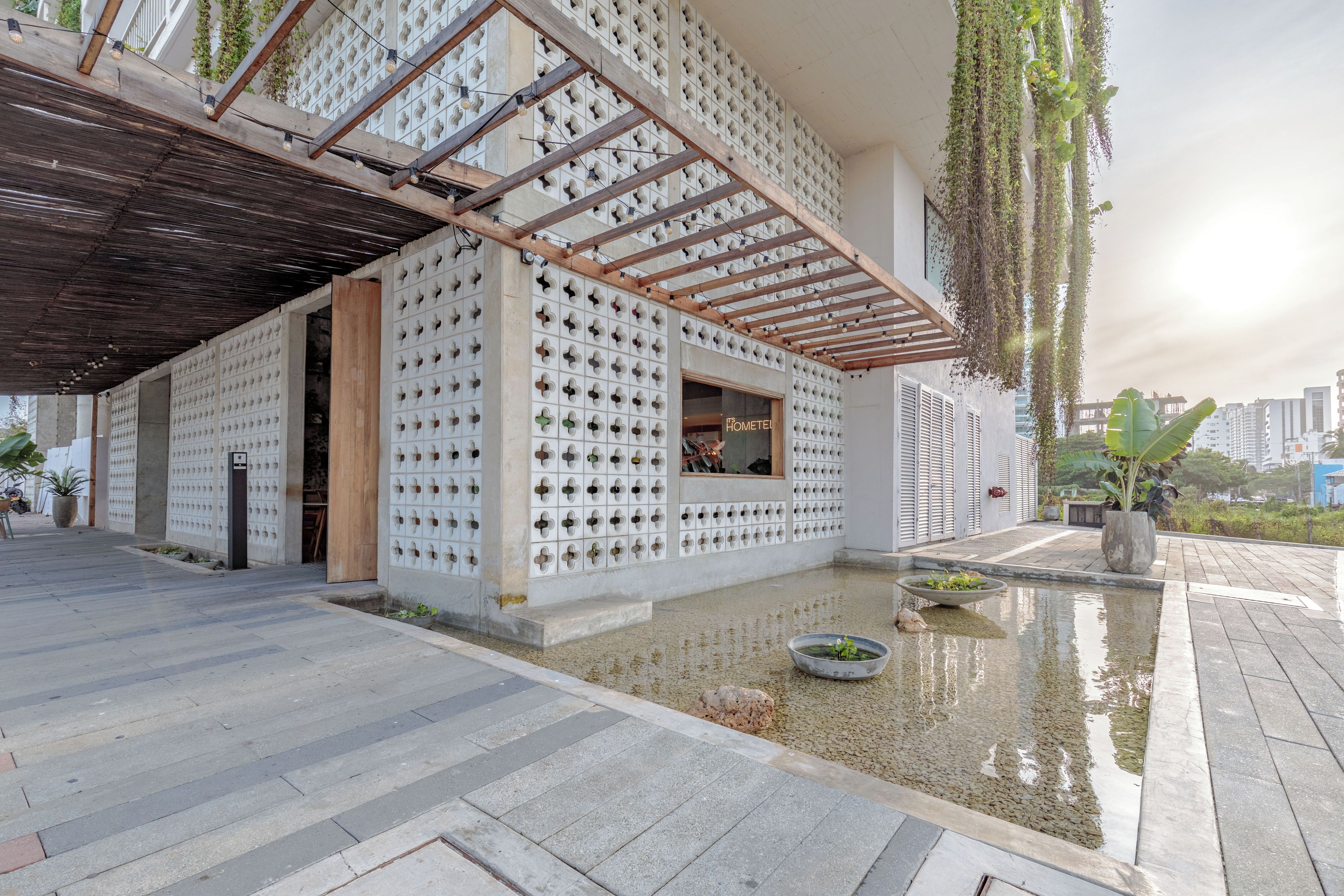 Um edifício moderno com fachada singular, caracterizada por uma grade de círculos recortados.