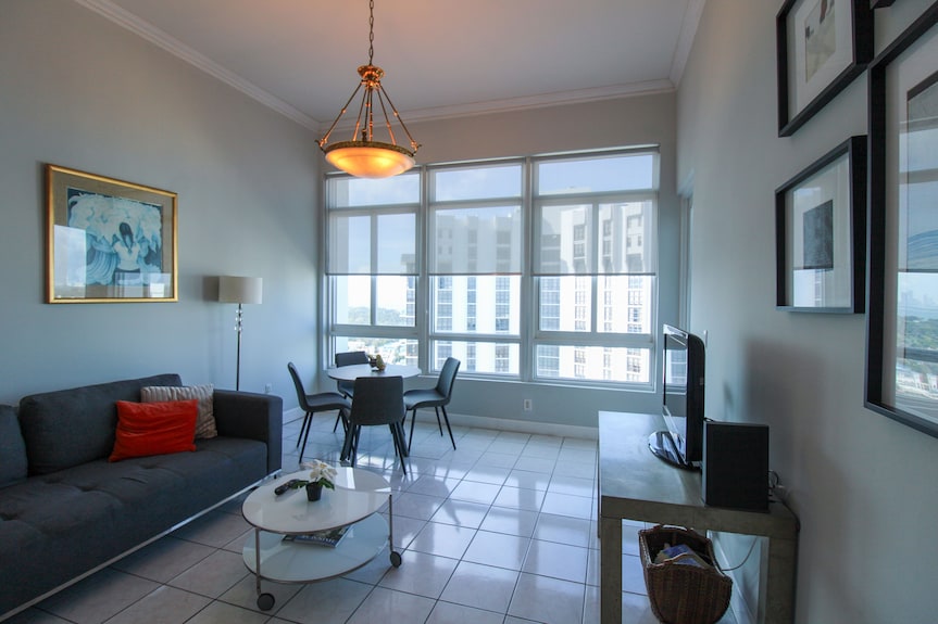 Castle Ph12 Bay View Penthouse, Pool, Gym And Beach Access, And Free Valet Parking! - Miami Beach, FL