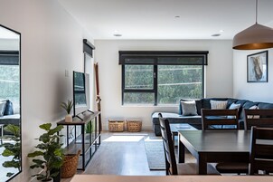 Condo | Área de estar | TV de tela plana 40 polegadas com canais digitais