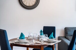 Apartamento em Condomínio Fechado | Refeições no quarto