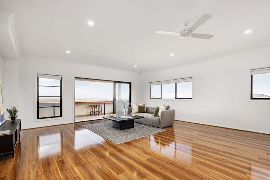 Stunning Luxury, Breathtaking View. Close To The Airport And Freeways. - Sunbury