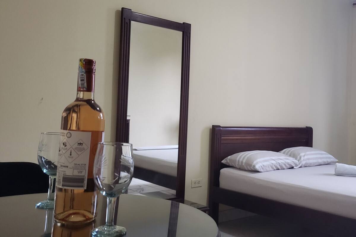 Quarto quádruplo conforto | Roupas de cama premium, camas Select Comfort, individualmente mobiliados