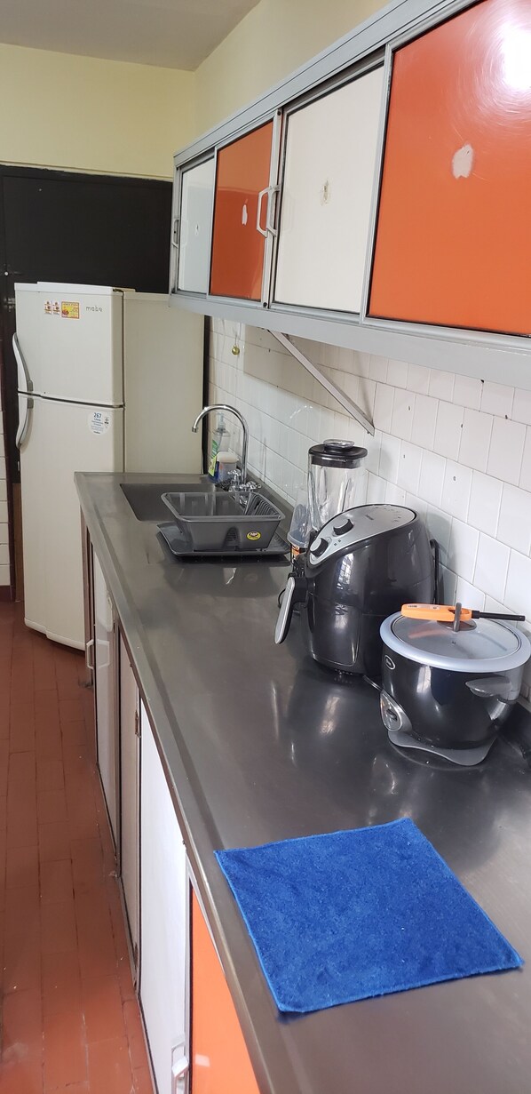 Geladeira grande, micro-ondas, panela elétrica de arroz, liquidificador