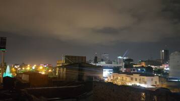 Quarto quádruplo conforto | Roupas de cama premium, camas Select Comfort, individualmente mobiliados