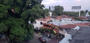 Quarto quádruplo conforto | Roupas de cama premium, camas Select Comfort, individualmente mobiliados