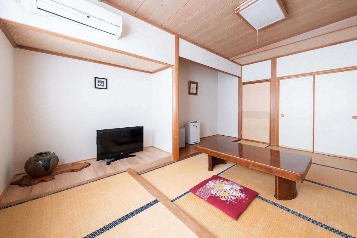 Quarto Twin Tradicional, não fumadores | Edredões de penas, secretária, Wi-fi grátis, roupa de cama fornecida