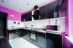 Apartamento urbano | Cozinha privada | Geladeira, micro-ondas, fogão, cooktop