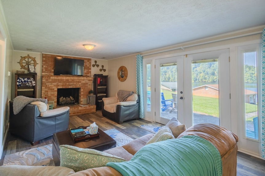 Charming Lakefront Retreat With Cozy Interiors, Private Dock, Fire Pit, And Breathtaking Water View - Claytor Lake, VA