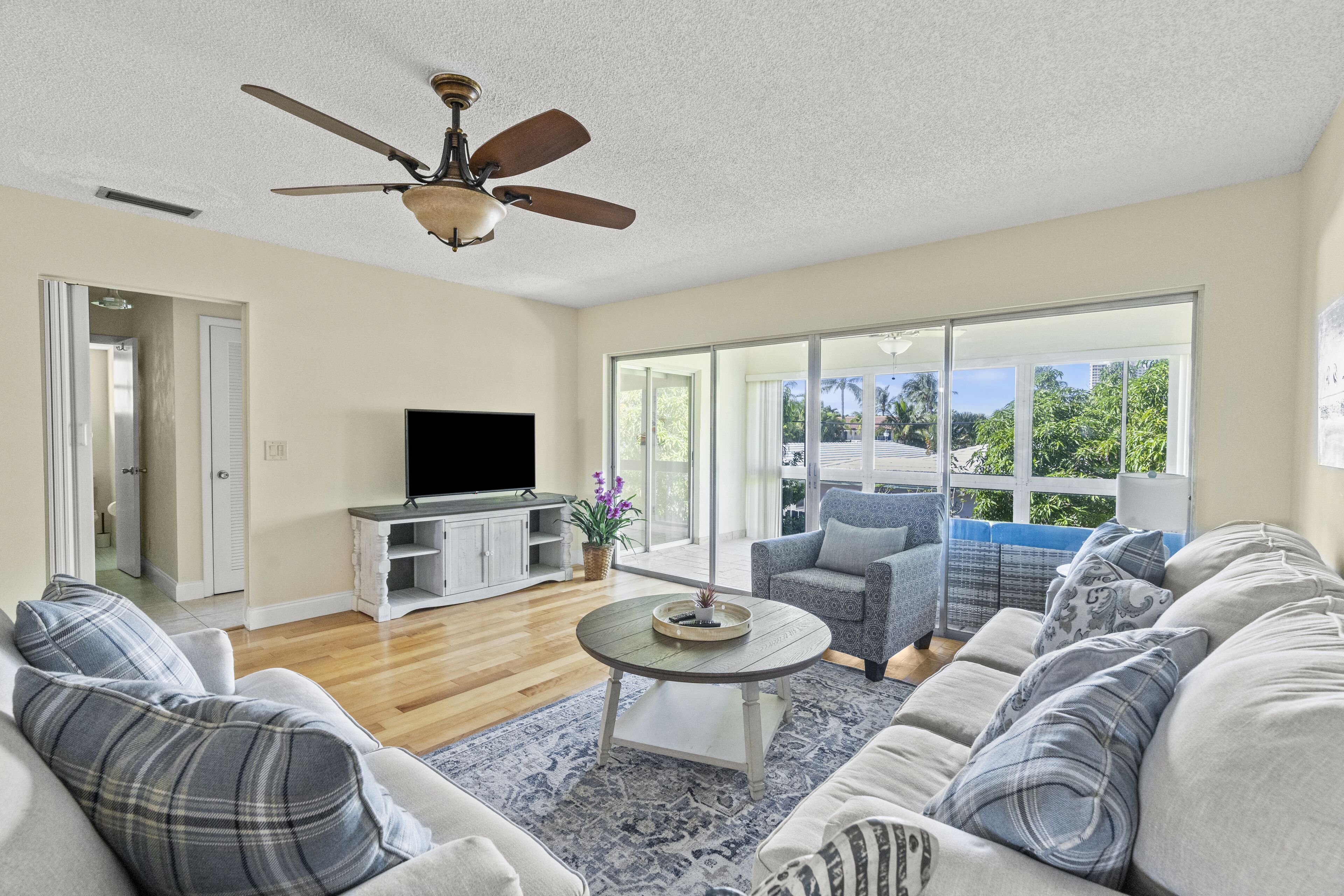 1 Block To The Beach! Hot Tub! King Beds! Spacious - Riviera Beach, FL