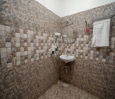 Quarto Familiar | Casa de banho | Um polibã, um chuveiro fixo, toalhas fornecidas