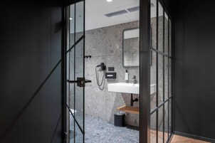 Apartamento | Banheiro | Secador de cabelo, toalhas de banho, sabonete, shampoo