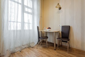 Apartamento | Cozinha privada | Um frigorífico, um micro-ondas, um forno, uma placa de cozinha 