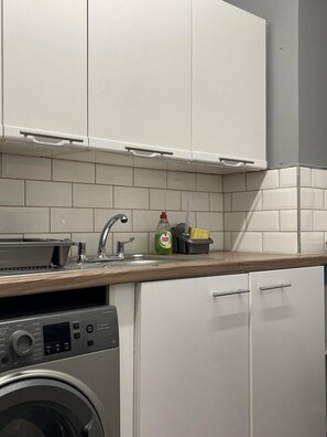 Apartamento | Cozinha privada | Geladeira, micro-ondas, fogão, cooktop