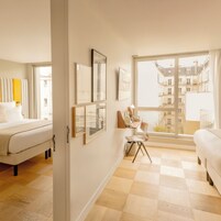 Quarto Familiar, quartos comunicantes | Roupa de alta qualidade, cofre com capacidade para portátil, secretária 