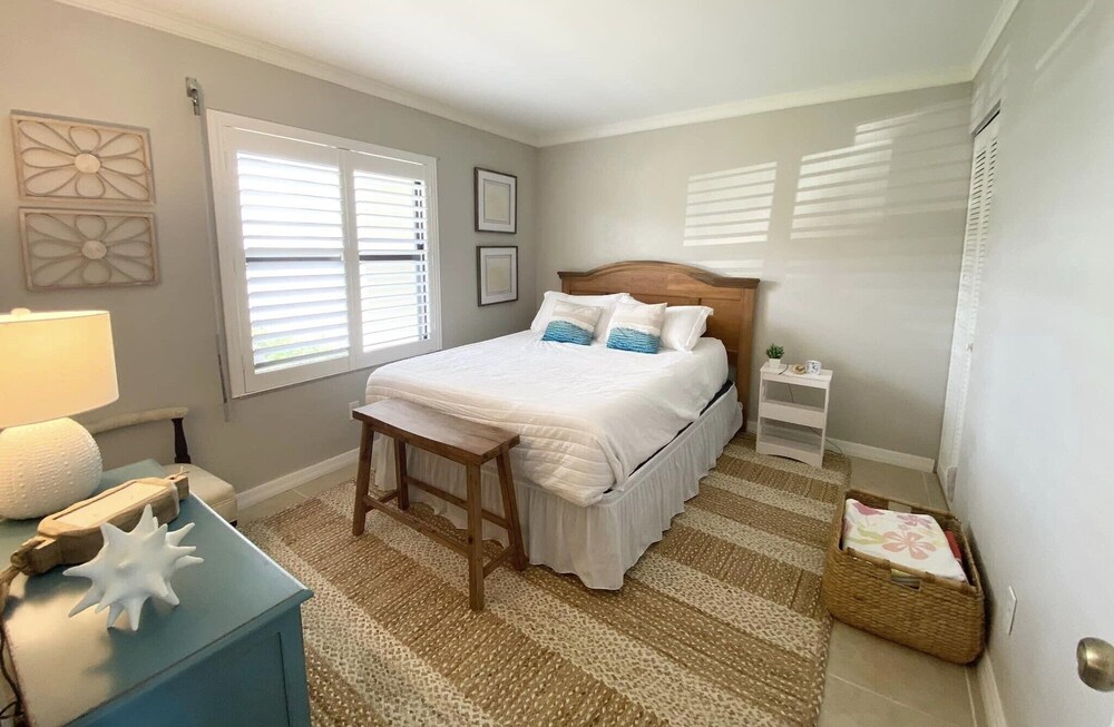 Charming Coastal Condo. Relax by the Pool or Enjoy the Quiet Beaches ...