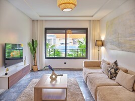 Apartamento Standard, 2 quartos | Sala de estar | Smart TV de 105 de cm com canais digitais, Netflix, filmes em estreia 