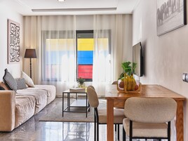 Apartamento Standard | Sala de estar | Smart TV de 105 de cm com canais digitais, Netflix, filmes em estreia 