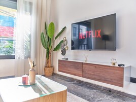 Apartamento Standard, 2 quartos | Sala de estar | Smart TV de 105 de cm com canais digitais, Netflix, filmes em estreia 