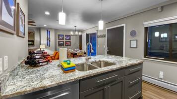 Condo, 2 quartos | Cozinha privada | Chaleira elétrica