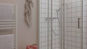 Chuveiro, secador de cabelo, sabonete, papel higiênico