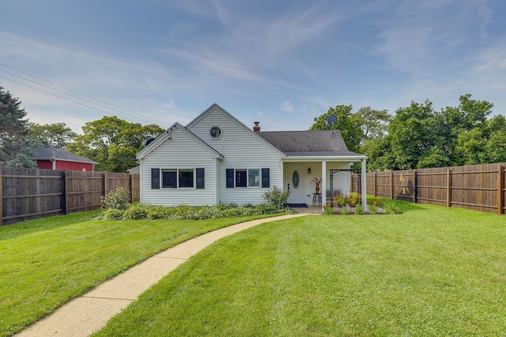 Private Plainfield Retreat W/ Gas Grill + Patio - Joliet, IL