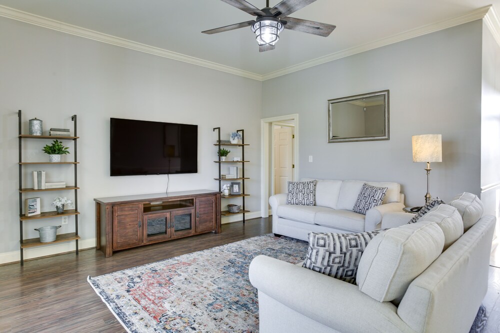 Canalfront Baton Rouge Home W/ Patio: 6 Mi To Lsu! - Baton Rouge, LA