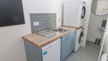 Um frigorífico, uma máquina de lavar louça, uma chaleira elétrica
