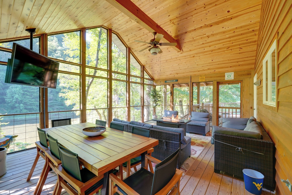 Riverfront West Virginia Cabin W/ Screened-in Deck - Beartown State Park, Renick