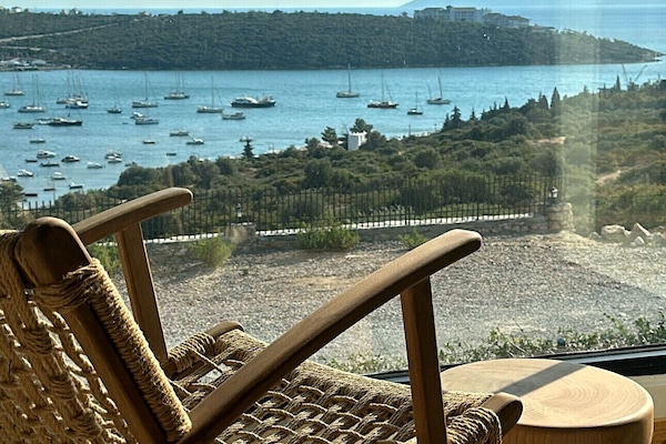 Quarto Clássico com Cama de Casal, vista para o mar | Roupa de alta qualidade, cofre com capacidade para portátil
