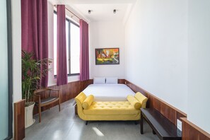 Escrivaninha, cortinas blackout, quartos à prova de som