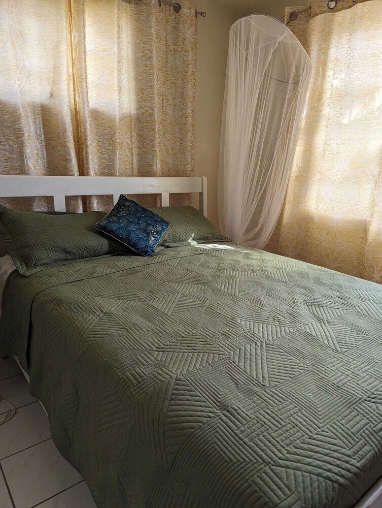 2 bed Apt for solo travellers, couples & remote workers + car share ...