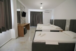 Quarto quádruplo superluxo, sacada | Roupas de cama premium