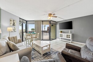 Condo, 1 quarto, de frente para a praia (102 E) | Área de estar | TV de tela plana