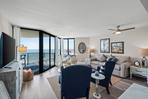 Condo, 1 quarto, de frente para a praia (1011 W) | Área de estar | TV de tela plana