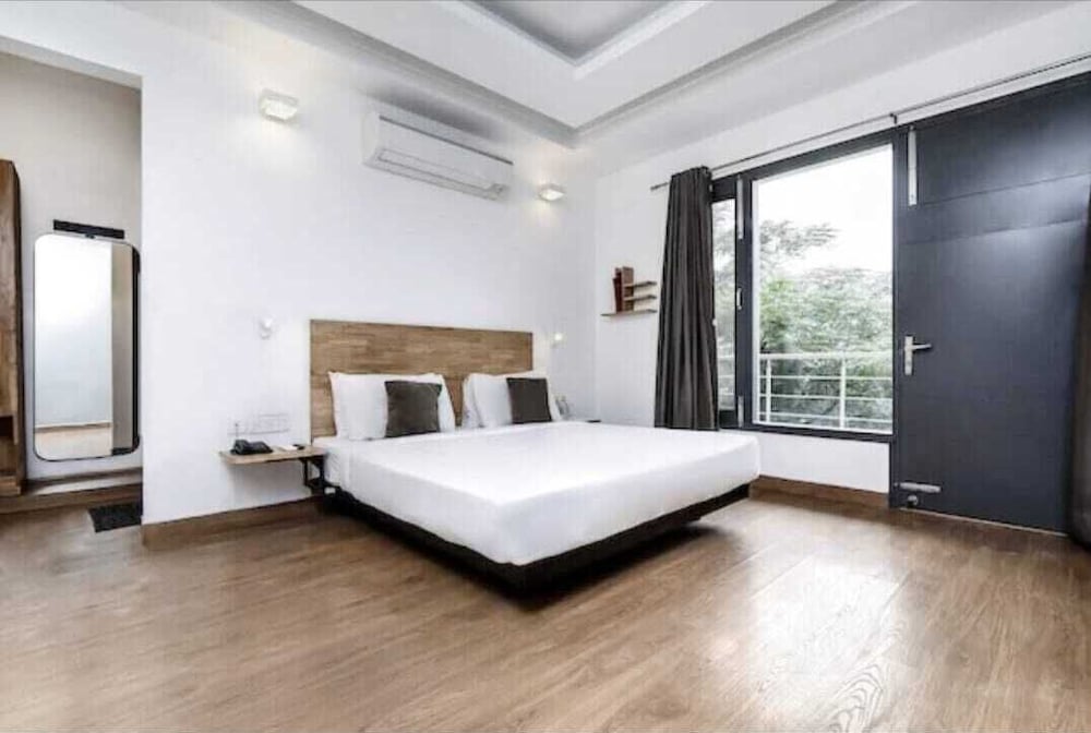 Prime Sector 49 Oasis: Secure, Amenities, Meals, Near Offices - Gurugram