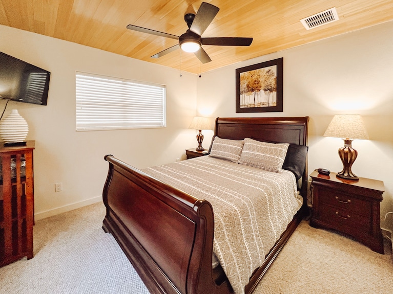 Camp Manatee - Riverfront Cabin, Stunning Views, Pet-friendly, Hot Tub + Kayaks! - Florida