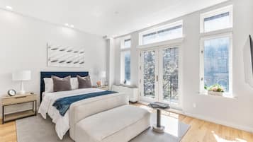Estúdio clássico, 1 cama Queen, cozinha, vista para a cidade | 3 quartos, escrivaninha, ferros/tábuas de passar roupa