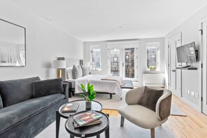 Apartamento Superior, 1 cama queen-size e sofá-cama, varanda, Vista para a cidade | Sala de estar | Smart TV 