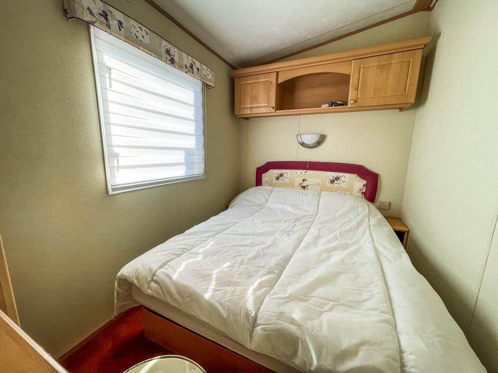 Wonderful 8 berth caravan at Seawick Holiday Park in Clacton-on-Sea ref ...