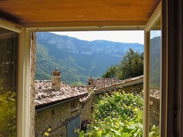Casa de Campo Familiar, 2 quartos, vista para a montanha, junto à montanha | Sala de estar | Televisor de ecrã plano de 120 cm com canais digitais, leitor de DVD 