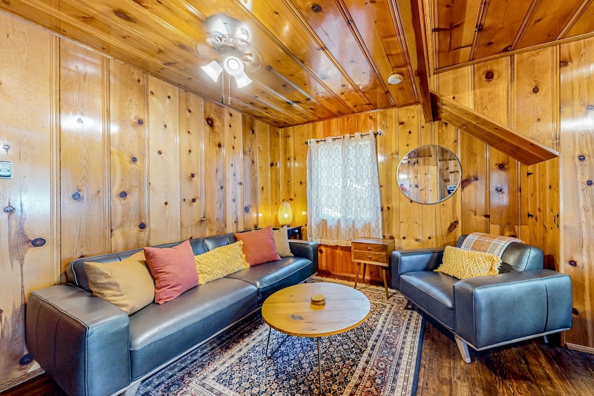 Bohemian, Peaceful Dog-friendly Cabin With Mountain Views, Large Yard, And Games - San Bernardino, CA